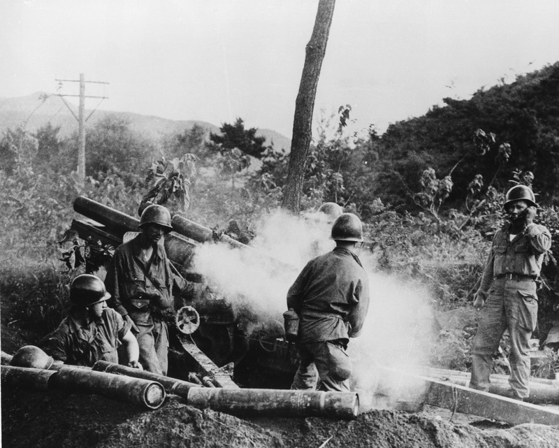United States gun crew fires 105 Howitzer during Korean War | Harry S ...