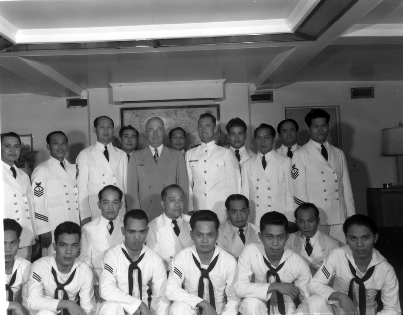 President Truman poses with members of the Williamsburg crew | Harry S ...
