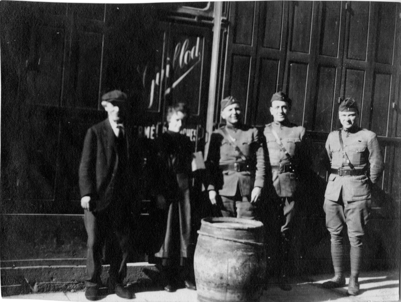 Posing for a Photograph with American Soldiers - World War I | Harry S ...