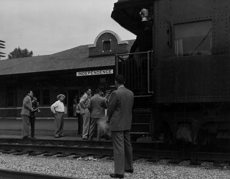 Independance train station photographers waiting for President Truman ...