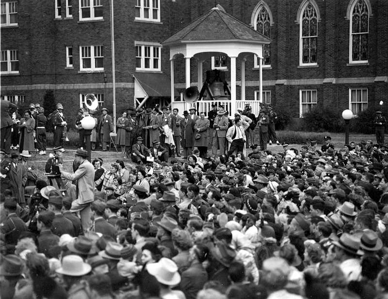 Crowd on steps of Memorial Hall | Harry S. Truman