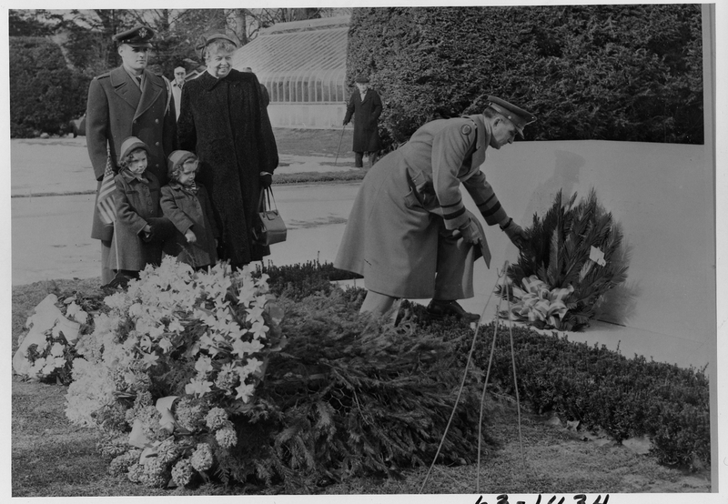Eleanor Roosevelt and Children at Franklin D. Roosevelt Grave, Hyde ...