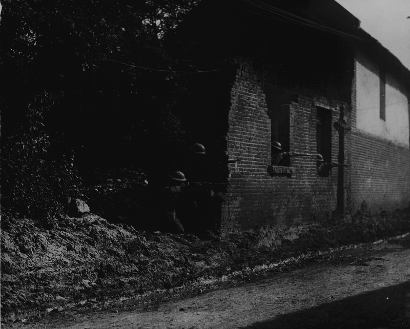 American soldiers in house to house fighting during World War I | Harry ...