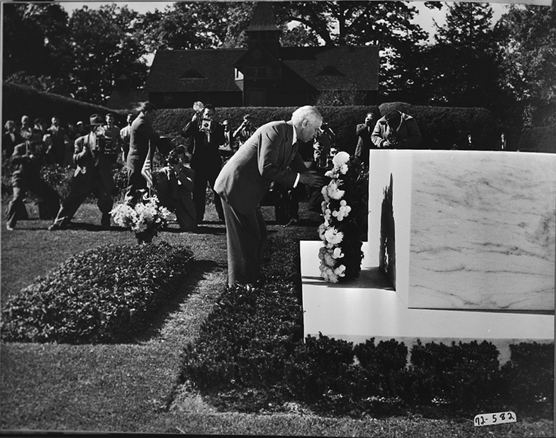 Prime Minister Nehru lays a wreath on Franklin D. Roosevelt's grave ...