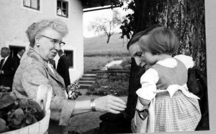 Mrs. Truman signs Autographs | Harry S. Truman