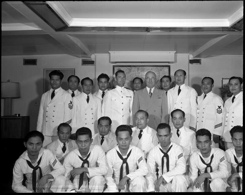 President Truman poses with members of the Williamsburg crew | Harry S ...
