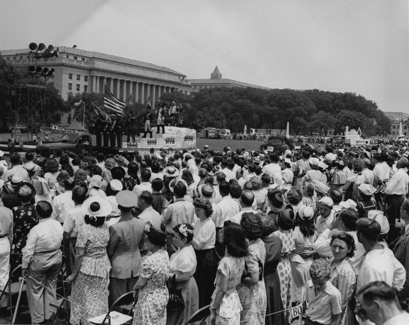 Crowd watches parade of 100th anniversary of Washington Monument ...